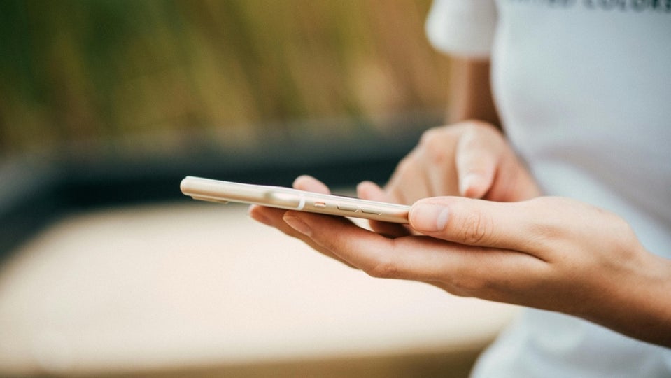 Record video on your phone without turning the screen on with this app ...