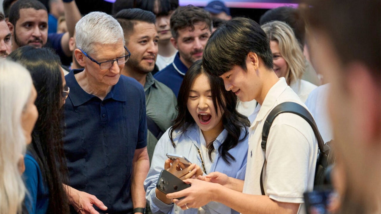 iPhone 16 sales are much better than last year’s: the CEO of T-Mobile ...