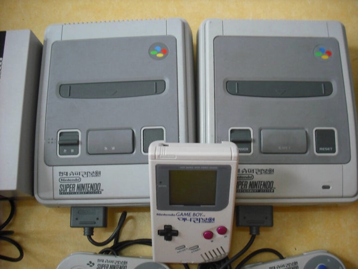La extraña historia de las Comboy, las consolas de Nintendo creadas por ...